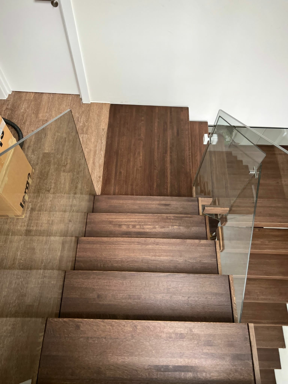 Central Spine U-Shape Staircase with Frameless Glass Balustrade and ...