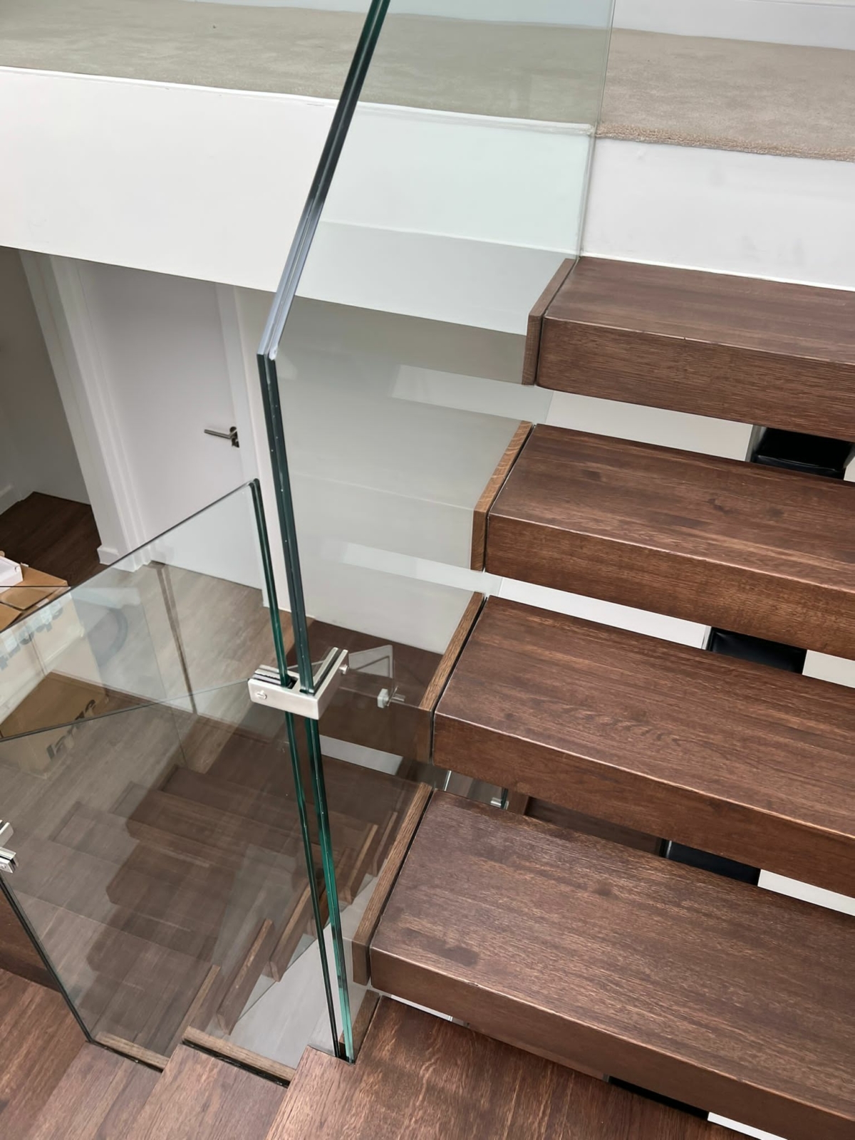 Central Spine U-Shape Staircase with Frameless Glass Balustrade and ...