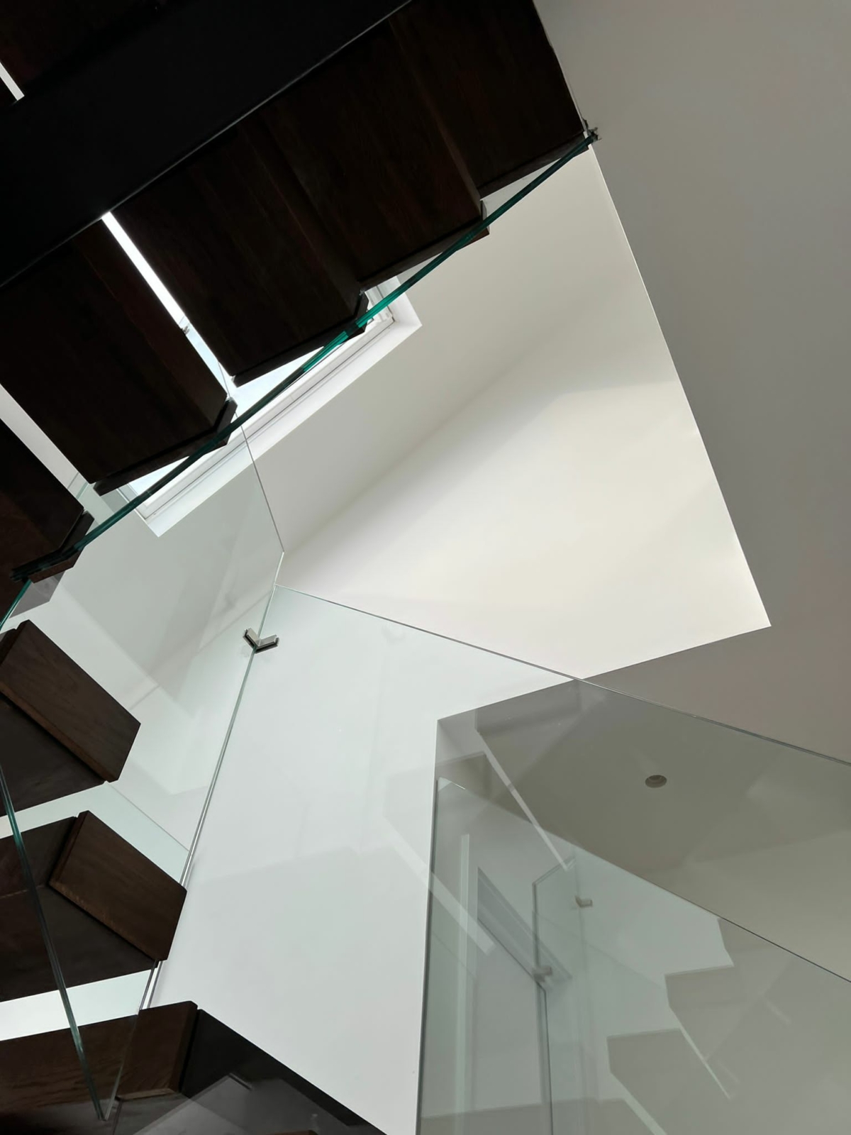Central Spine U-Shape Staircase with Frameless Glass Balustrade and ...