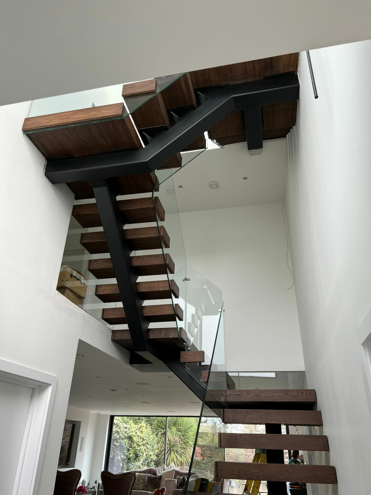 Central Spine U-Shape Staircase with Frameless Glass Balustrade and ...