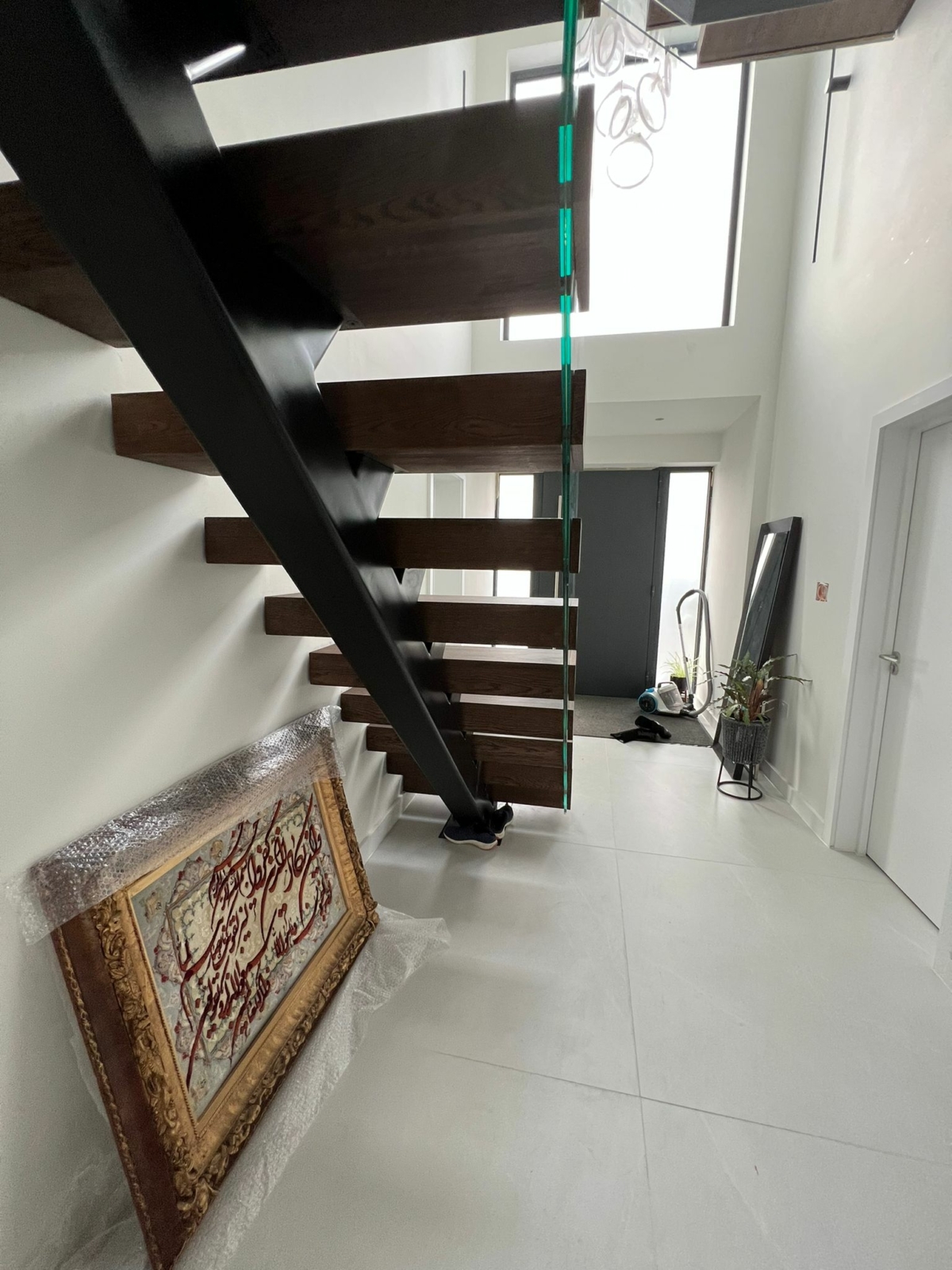 Central Spine U-Shape Staircase with Frameless Glass Balustrade and ...