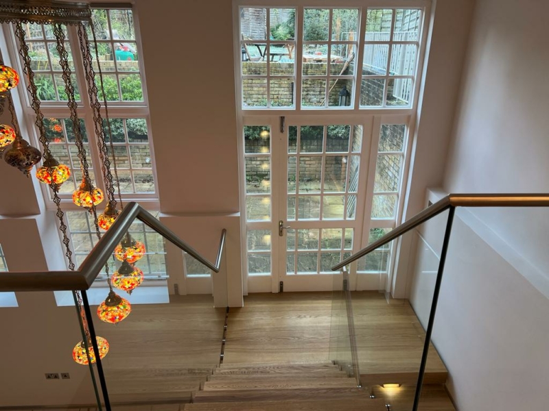 Central Spine U-Shape Staircase with Glass Balustrade and Metal ...